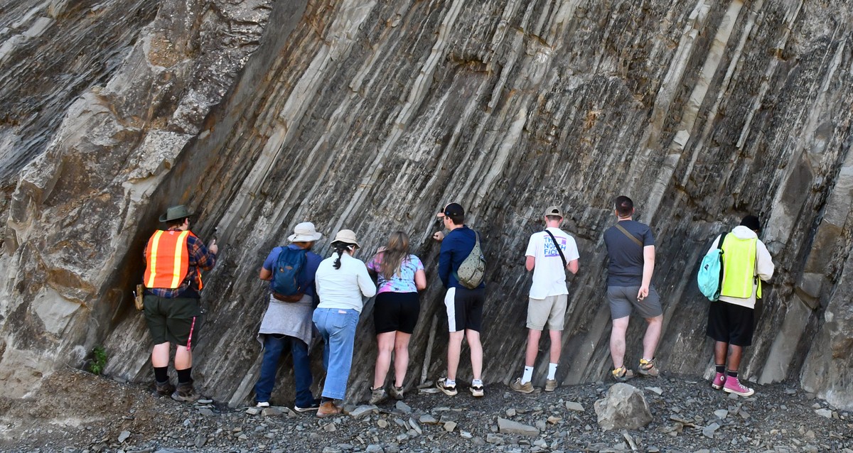 Geologist explains connection between earthquakes and tsunamis ...
