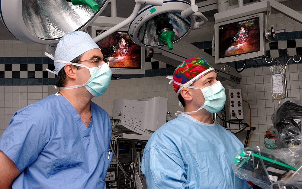UC Surgeons Perform Breakthrough Robotic Liver Surgery | University of ...